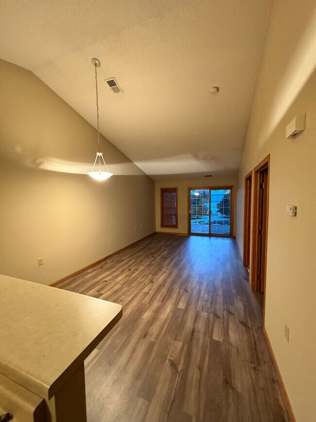 One Level 2 bed Town Home Townhome - Townhome Rental in Delano MN ...