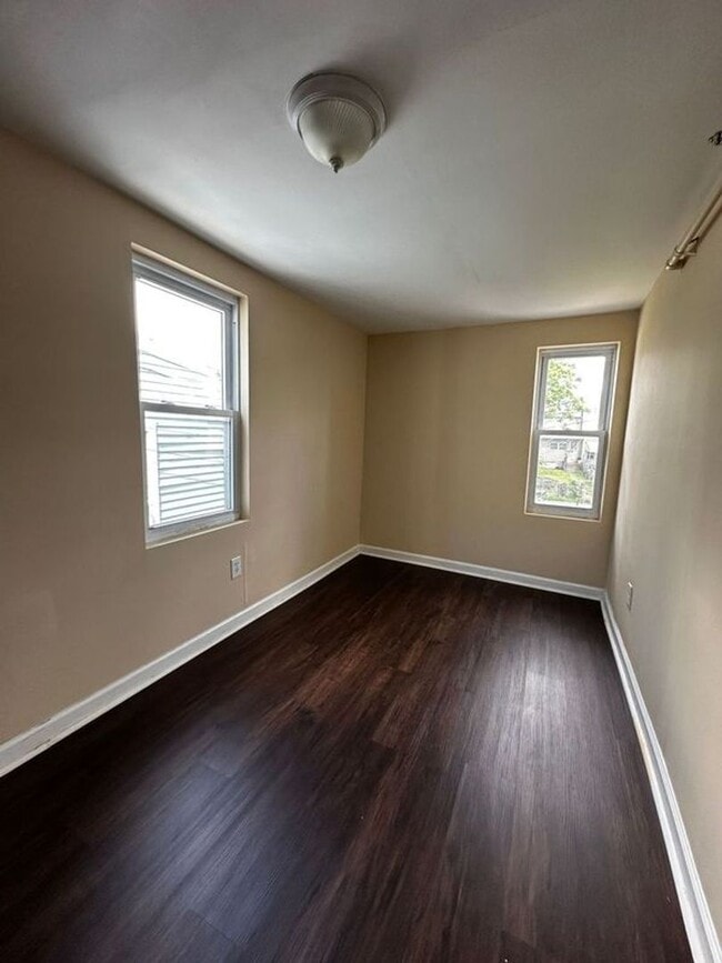 Spacious 4 Bedroom 1 Bath in Marcus Hook! Rental - House Rental in ...