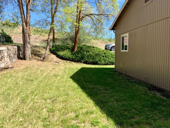 2 bdrm, 1 bath duplex with yard and carpor... House - House Rental in Klamath Falls, OR ...