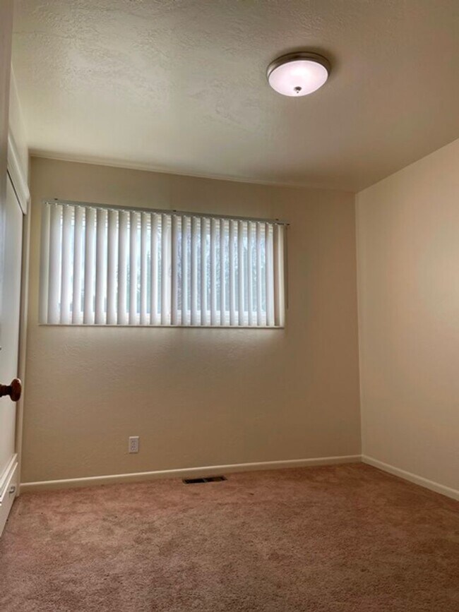 Super cute home on a corner lot - House Rental in Klamath Falls, OR ...