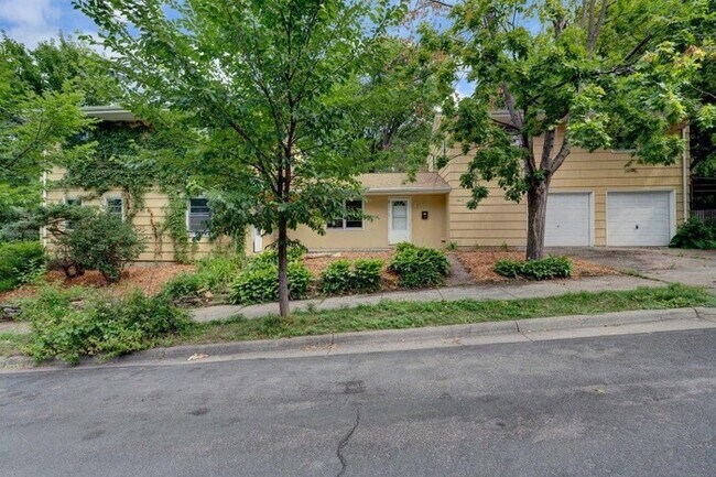 Huge 3 Level Side by Side Duplex with 5 Be... - House Rental in ...