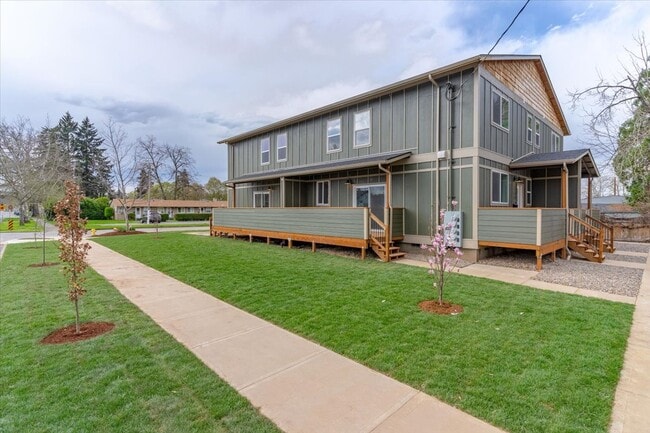 1094 15th St SE Off-Campus Housing, Salem, OR
