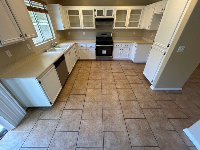 BEAUTIFUL 4 BEDROOM 2.5 BATHROOM HOUSE WIT... - House Rental in Las ...