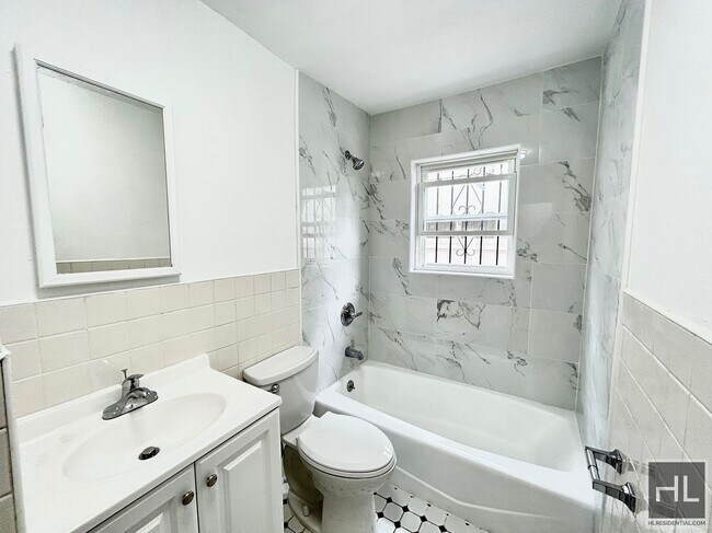 Spacious and Renovated Home with ample clo... Unit 1 - Apartments for ...