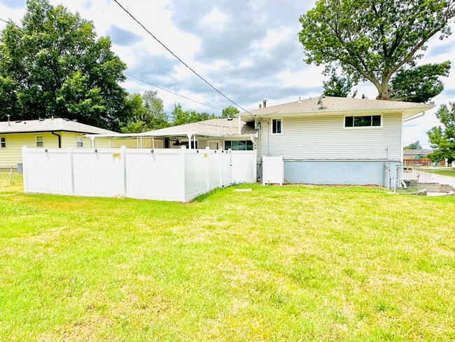 For Lease: Split-Level Ranch Home (4-Beds/... - House Rental in Joplin ...