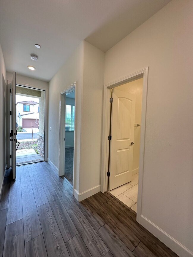 Newer Build Near Wildhawk Golf Course - House Rental in Sacramento, CA ...