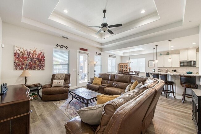 Gorgeous 4/2 Crown Home In Riverstone Comm... - House Rental in Madera ...