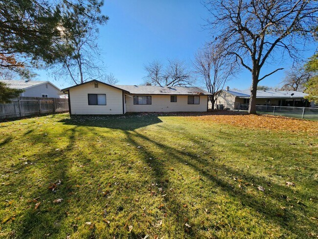 Nice 3 bedroom home with Bonus/Den Rental - House Rental in Nampa, ID ...