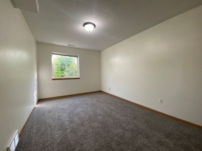 $950 | 2 Bedroom, 1 Bathroom Apartment | Pet Friendly* | Available for ...