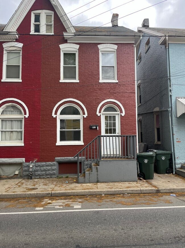 Duplex located on North Locust Street Hage... House - House Rental in ...
