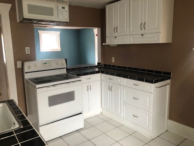 VINTAGE BUNGALOW NEAR CORBIN PARK AVAILABL... House - House Rental in ...