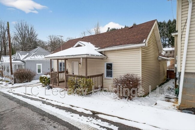 218 George St Off-Campus Housing, Lumberport, WV