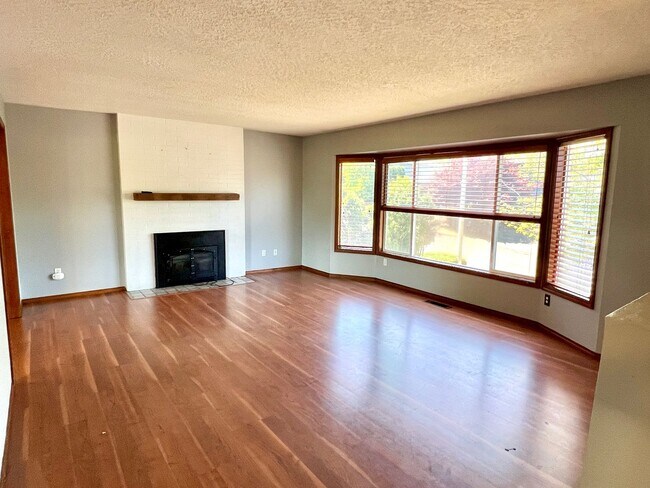 Argay Neighborhood Split Level with Gorgeo... - House Rental in ...