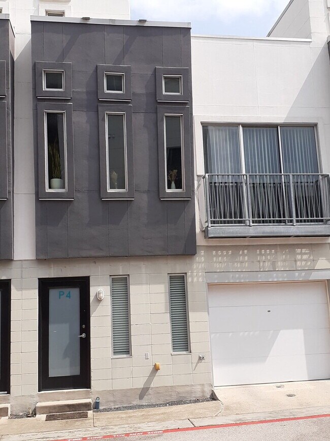 Awesome Open-Air Rooftop Deck! Three-stor... Apartment Unit P4 - Austin ...