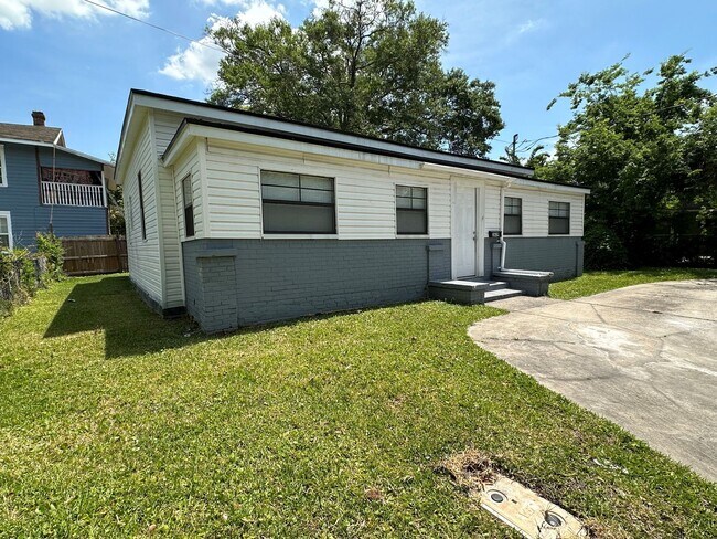 More Than Just Your Average 3 Bedroom 2 Bath! House - House Rental in ...