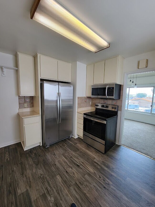UPPER BEACH READY 2BD/1BA WITH A 1 CAR GAR... Unit 5 - Condo for Rent ...