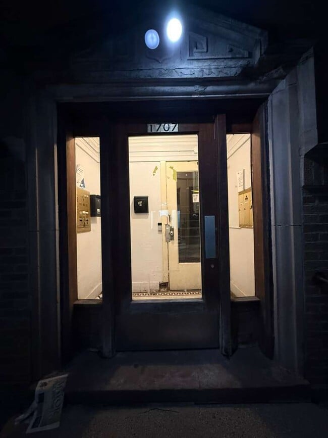 1707 W Wallen Ave Unit 2G Off-Campus Housing, Chicago, IL