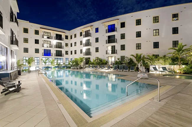 The Metropolitan Gainesville Apartments | University of Florida | Off ...