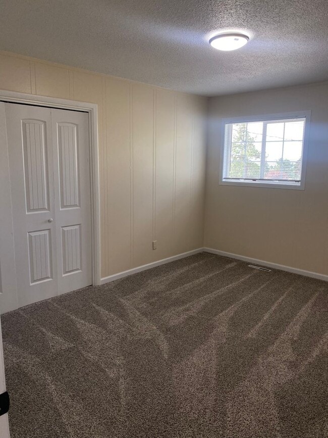 6407 Harvey Dr Unit Room 1 Off-Campus Housing, Klamath Falls, OR
