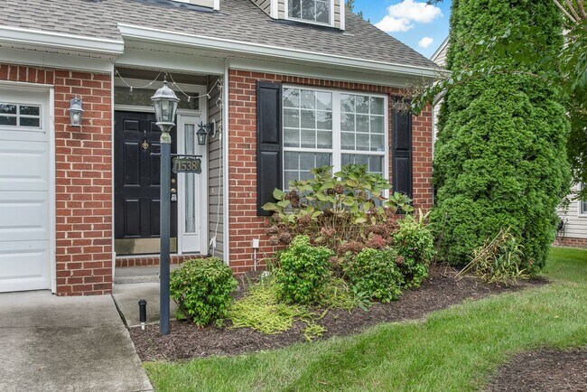 Stunning Townhome with Vaulted Ceilings an... - House Rental in ...