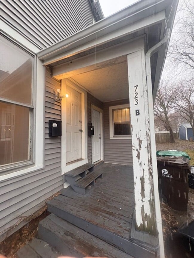 723 W Armstrong Ave Unit B Off-Campus Housing, Peoria, IL