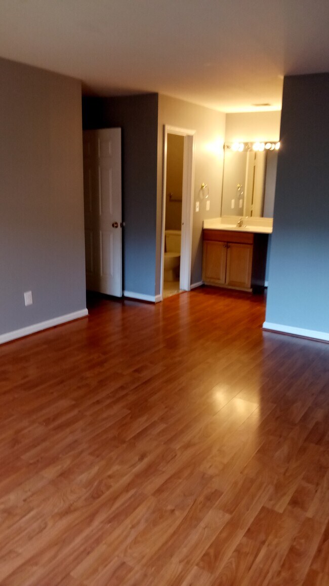 2813 Lee Oaks Ct Condo Unit 202 - Condo for Rent in Falls Church, VA ...