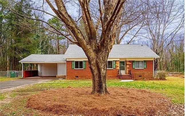 Beautiful full-brick 1-story home set back... - House Rental in ...