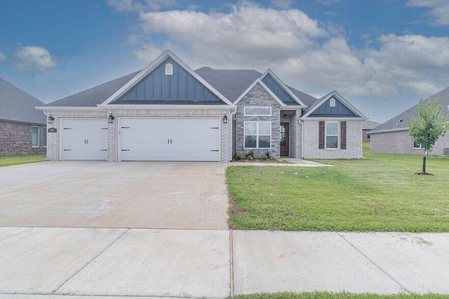 901 Carlock Dr - House for Rent in Pea Ridge, AR | ForRent.com