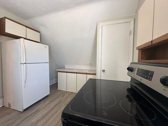 Upper floor, 2BR unit for rent. Includes l... Rental - House Rental in ...